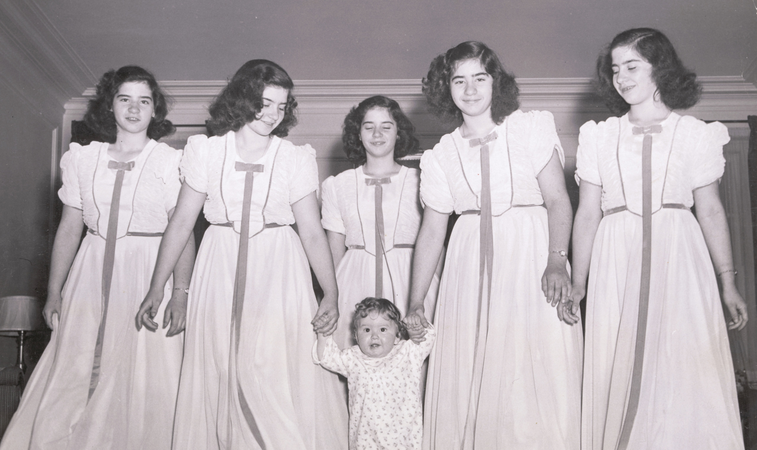 Le destin bouleversant des sœurs Dionne : une enfance volée