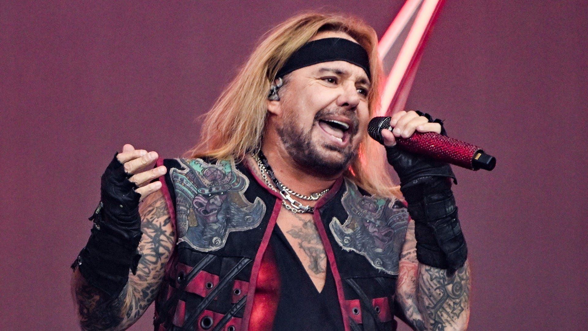 Mötley Crüe singer Vince Neil's plane involved in fatal crash