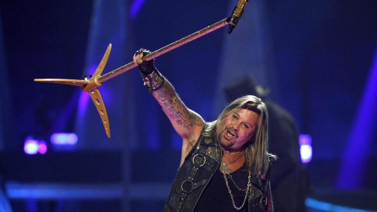 Rockstar Vince Neil's private aircraft crashes at Arizona airport