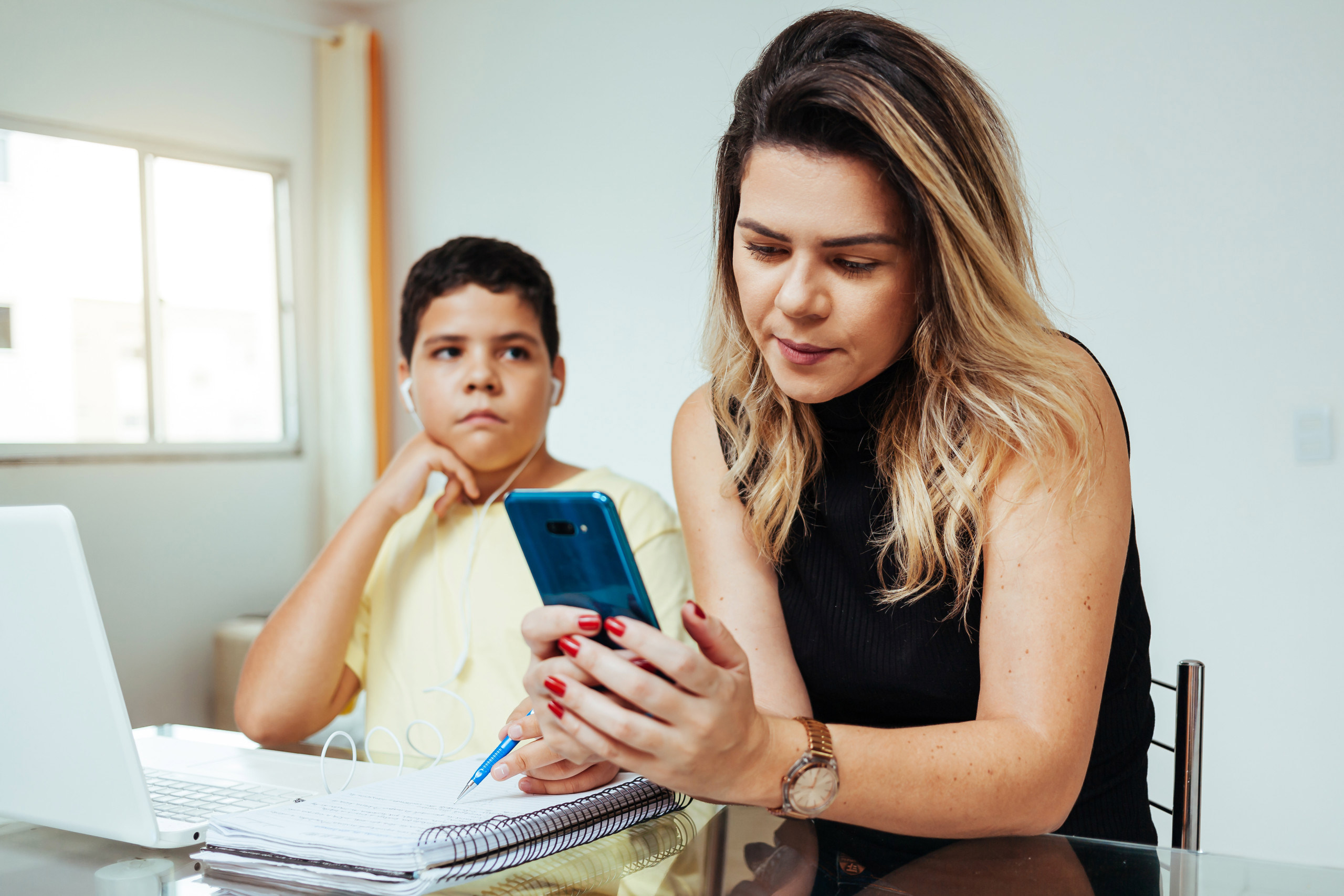 Study explores parental phone use and kids' media exposure Study explores parental phone use and kids' media exposure