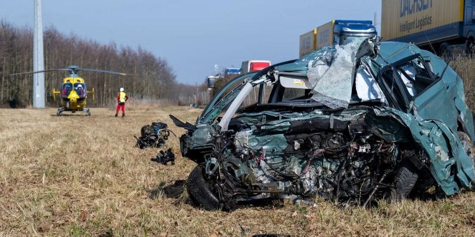 SUV zerquetscht - Motor flog 15 Meter weit