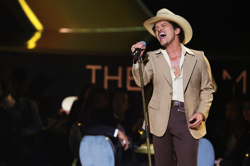 Bruno Mars fans stunned after only just learning how old 'Uptown Funk ...