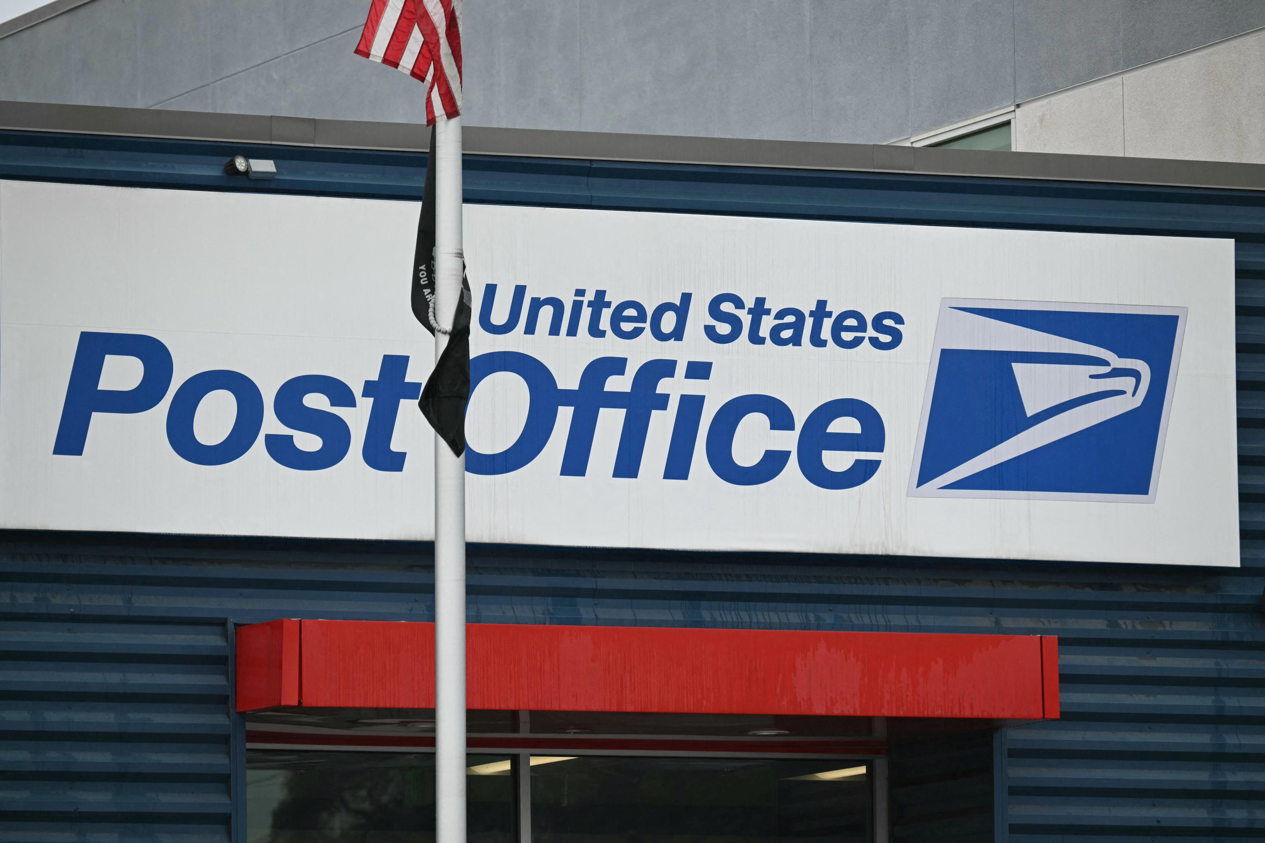 USPS workers push for higher pay, uniform allowances after rejecting ...