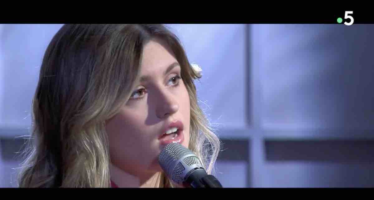 Star Academy : Marine chante « Ma faute » en live dans C à Vous (VIDÉO)