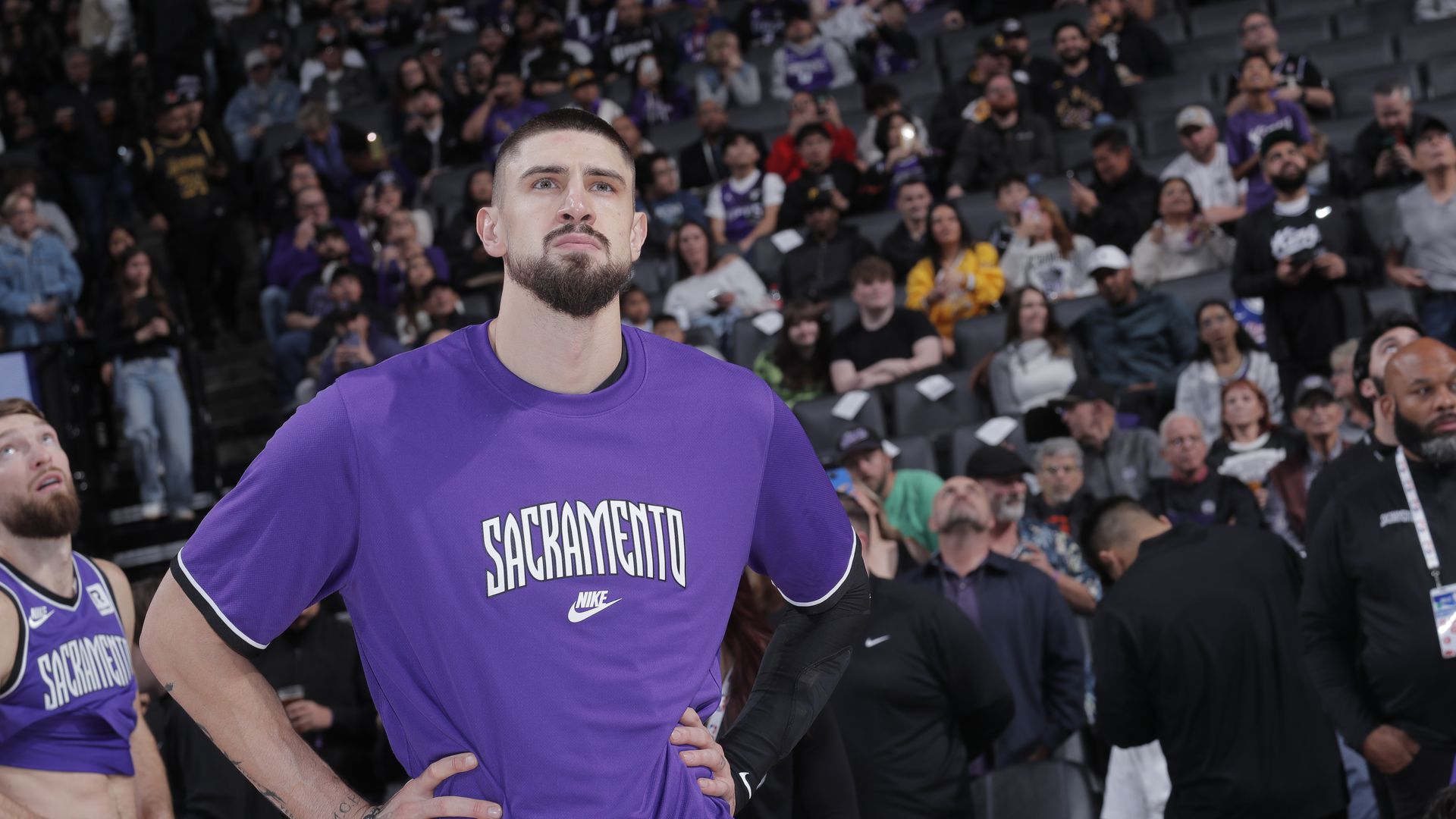 Lakers sign center Alex Len, waive Christian Wood
