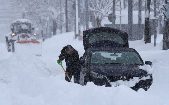 Over 100 tourists trapped after avalanche in tourist hotspot after 20cm ...