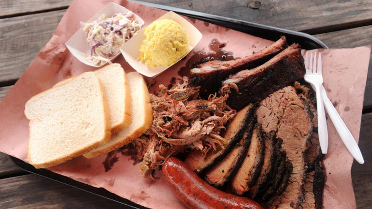 The Lore Behind Why White Bread Is Served With Southern Barbecue