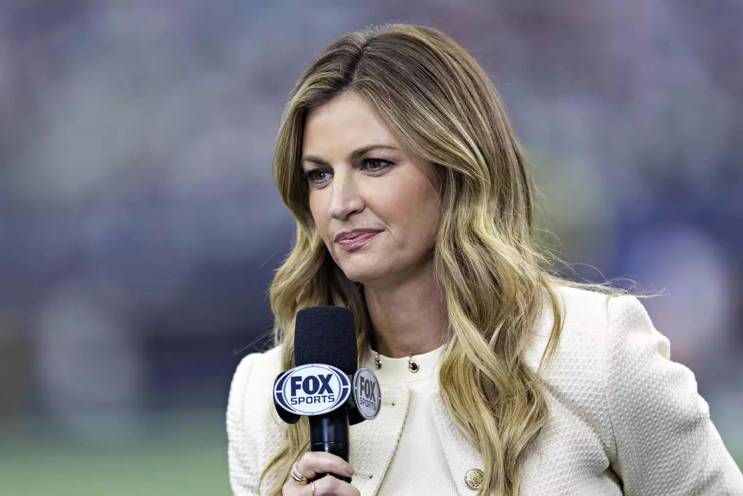 FOX news anchor Erin Andrews accidentally ignored a big NFL star during ... FOX news anchor Erin Andrews accidentally ignored a big NFL star during ...