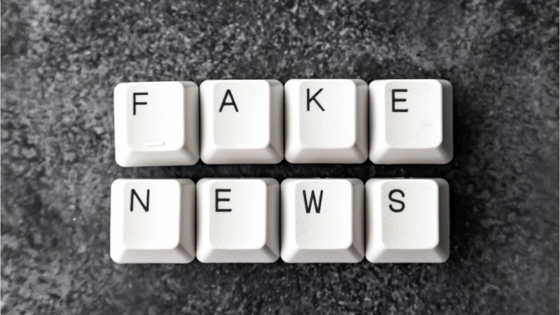 Wie Eltern ihre Kinder vor Fake News schützen