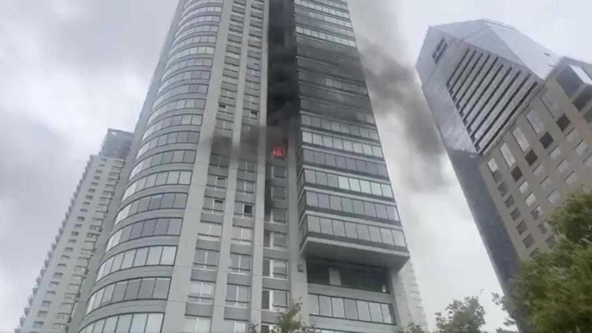 Incendio en un edificio de Puerto Madero: cerca de 100 evacuados