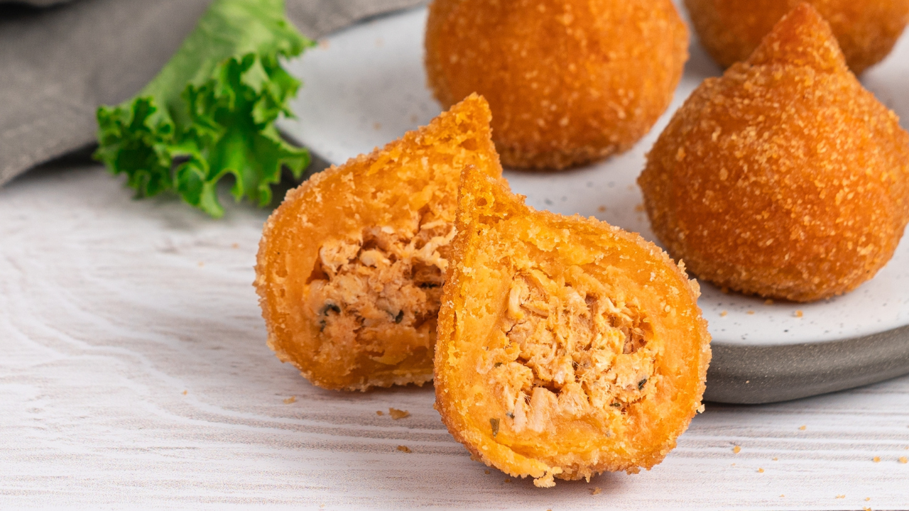 Coxinha de frango cremosa: saiba como fazer em casa