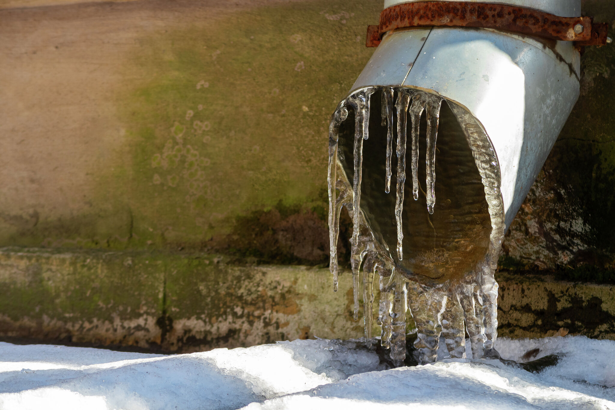 Freezing drizzle, inches of snow expected in North Texas