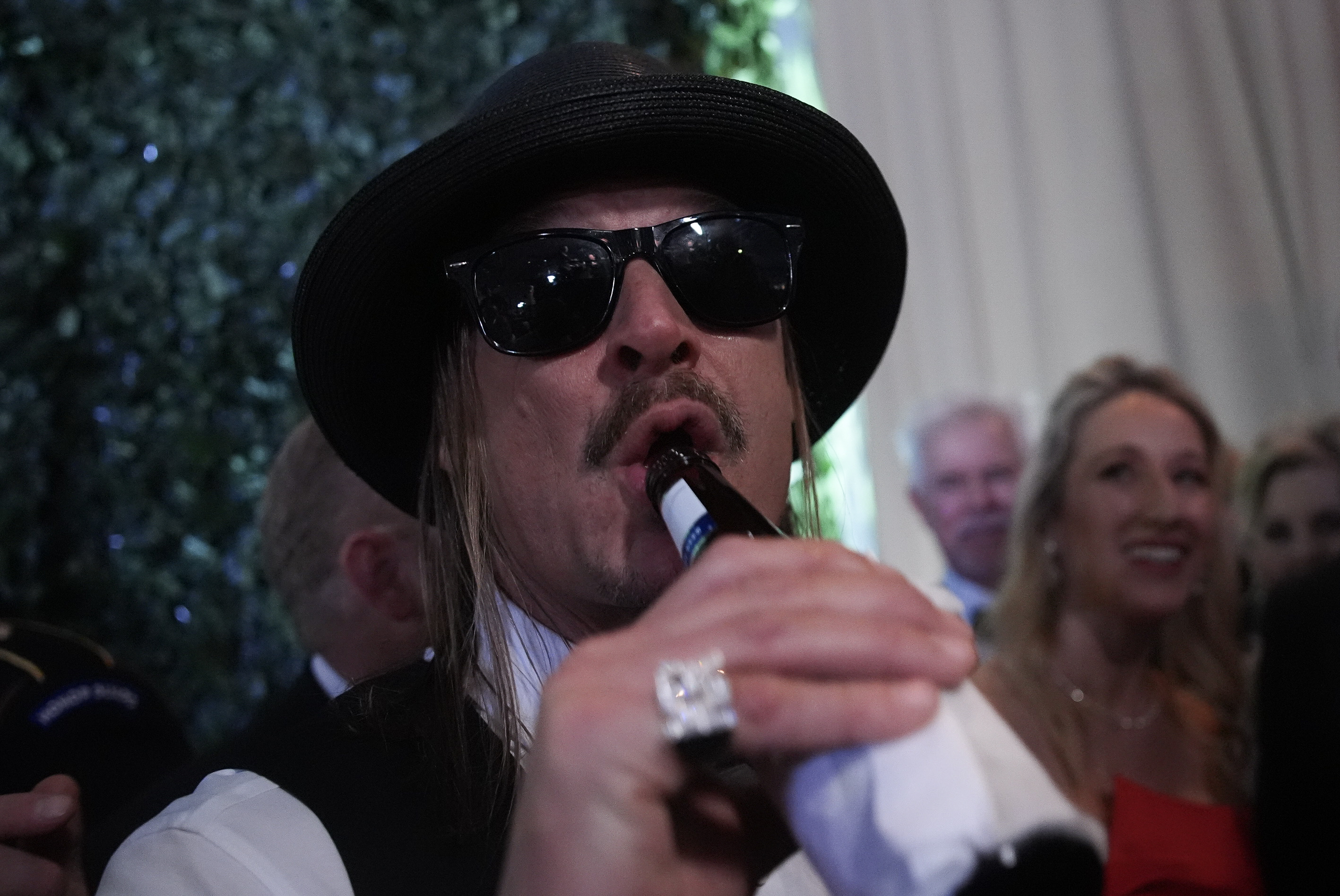 Kid Rock Yells at Audience Before Storming Offstage