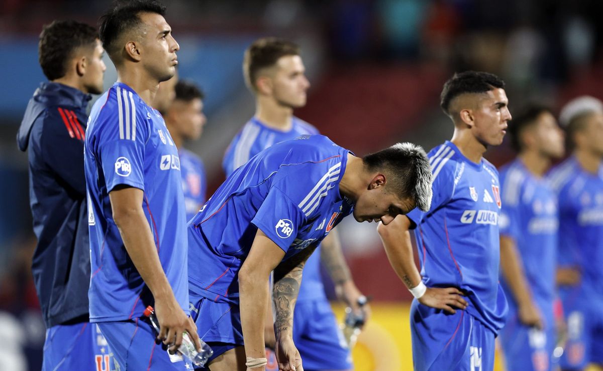 Nuevo problema directivo remece a la “U”: dejan el 10% de Azul Azul en ...