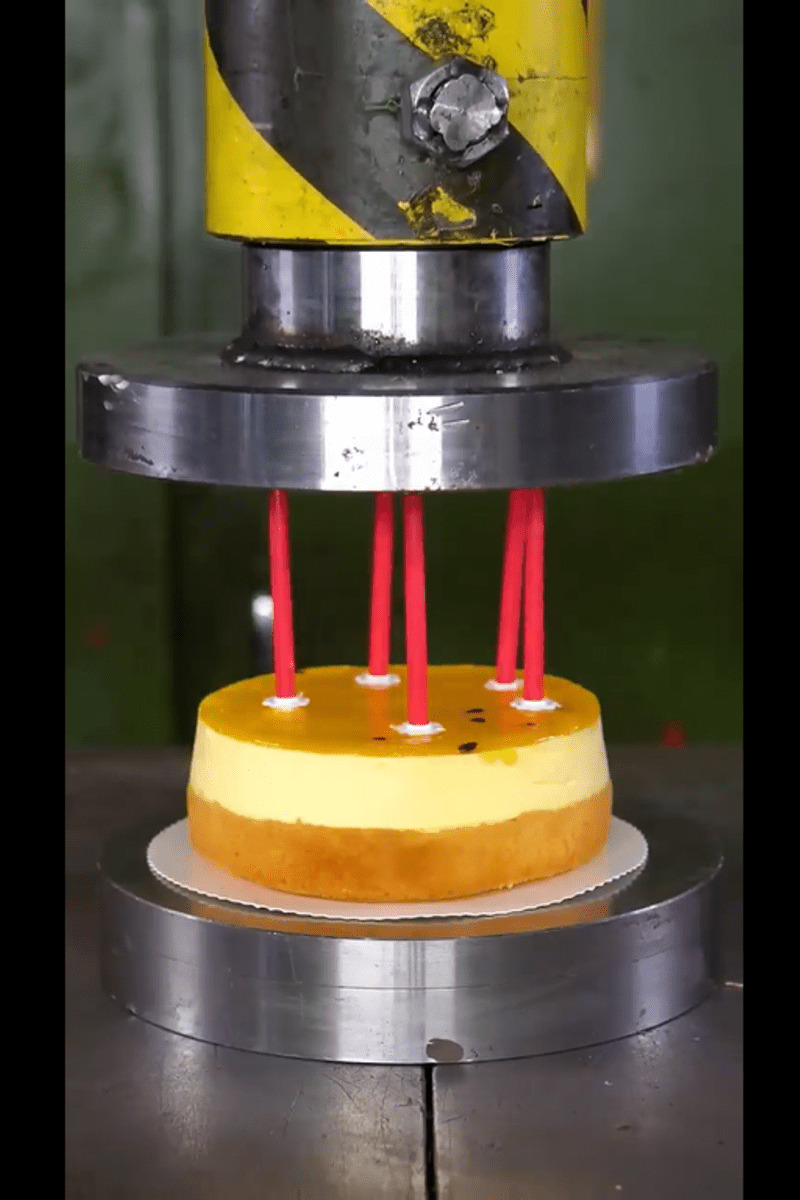 Ciasto kontra 150 ton siły hydraulicznej: Pyszne zniszczenie