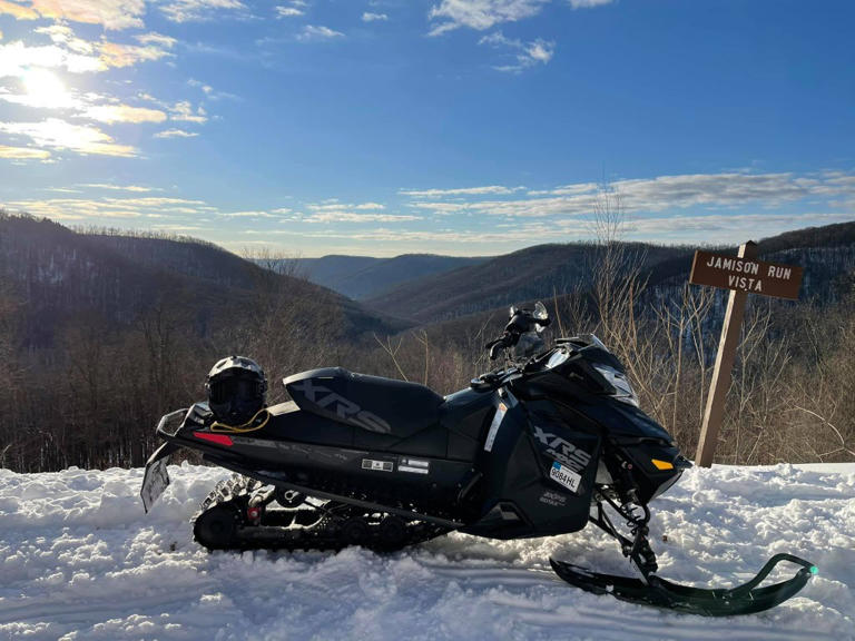 Late-night snowmobile pile up on frozen upstate NY lake leaves one dead ...