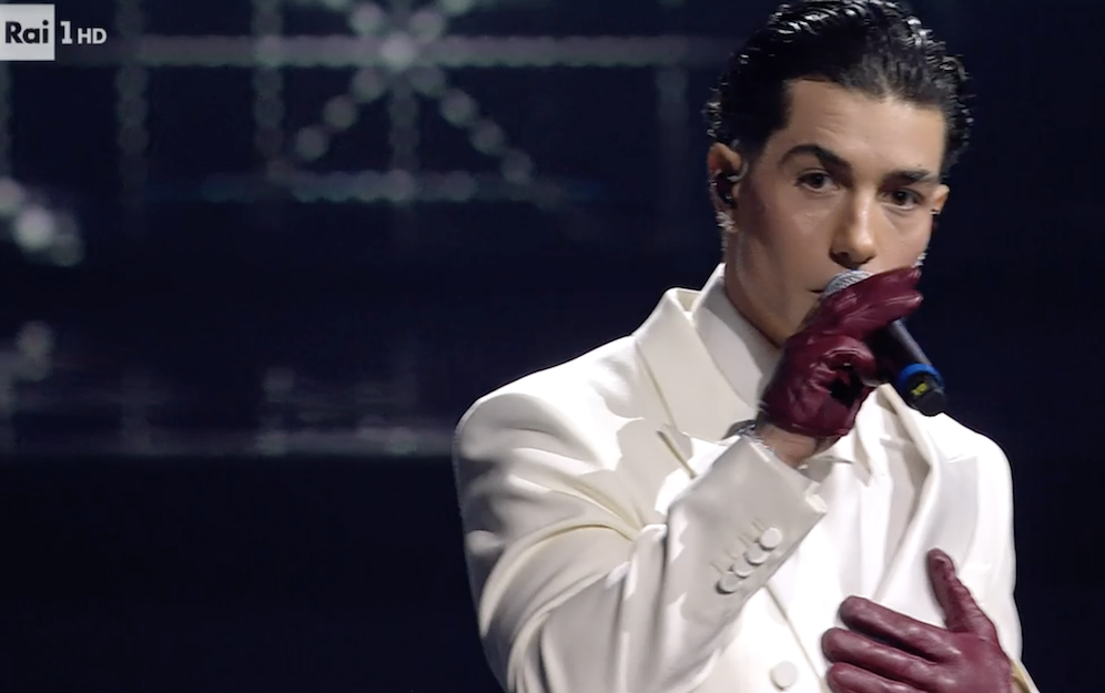 Sanremo 2025, lo stornello (stonato) di Tony Effe, che copre i tatuaggi ...