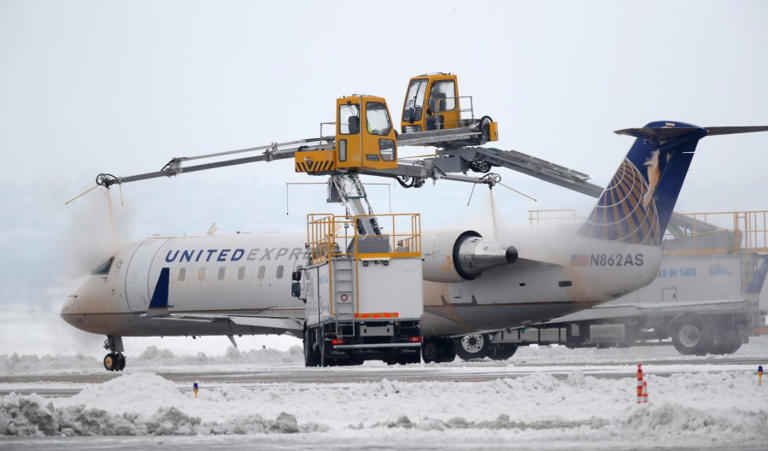 Over 800 flights delayed at DIA Tuesday as colder weather, snow moves in