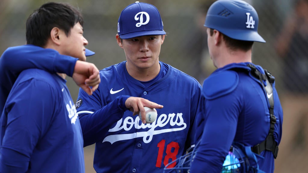 Dodgers pitchers and catchers hold first Spring Training workout