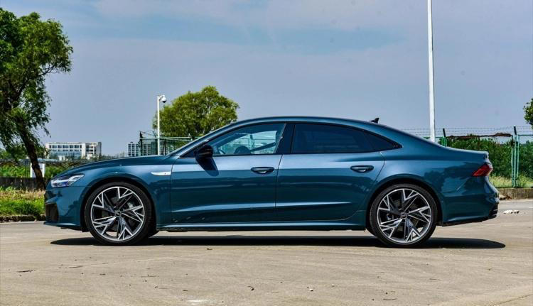 奥迪A6L与A7L：经典豪华与运动个性的较量，谁更适合你？