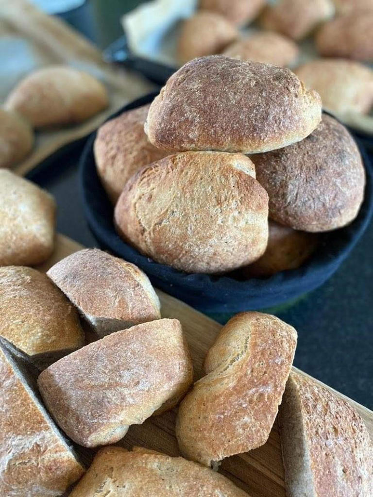 Luftige surdejsboller helt uden gær: Sådan får du perfekte boller