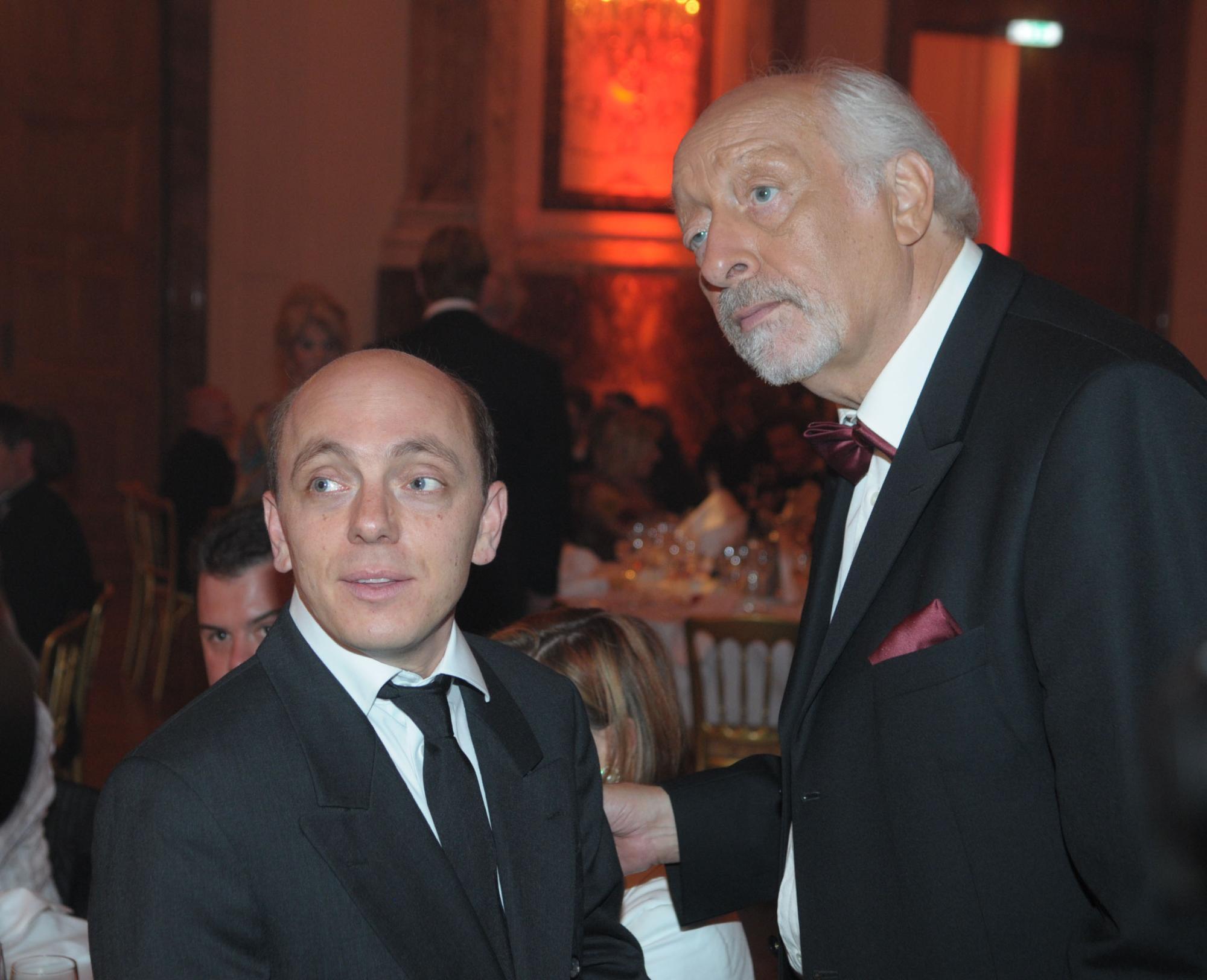 Mehrere Verletzte und ein Toter: TV-Star Bernhard Hoëcker in ...