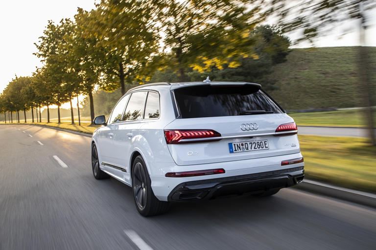 Audi Q7 60 TFSI e: potenza e lusso “alla spina”. Il powertrain è un V6 ...