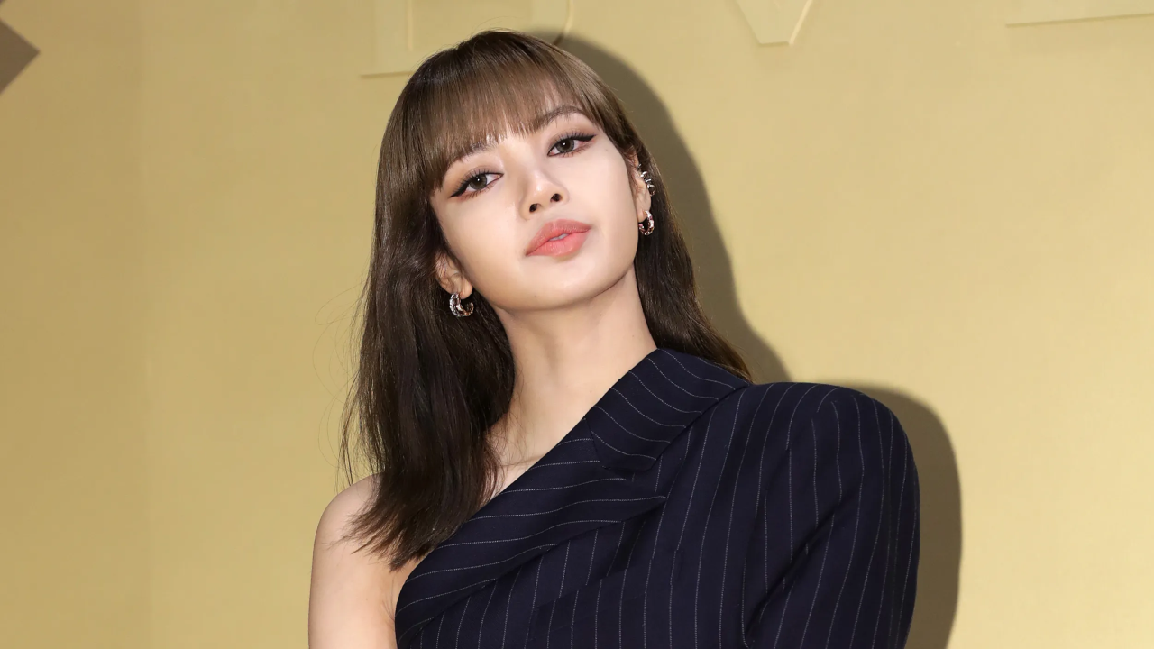 BLACKPINK’s Lisa stays calm as photographers yell at her staff at The ...