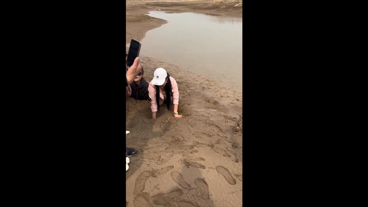 Two women sink into mud when jeep gets stuck on trail