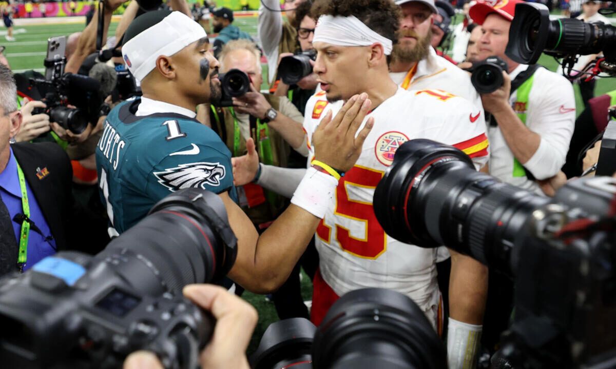 Super Bowl draws record 127.7 million TV viewers