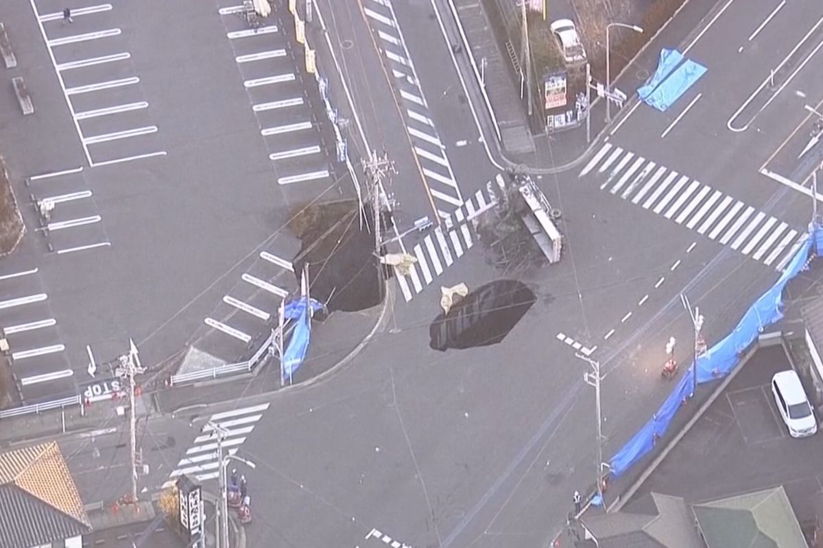 Misteri Truk Ditelan Lubang Raksasa di Jepang, Kabin Berisi Sopir ...