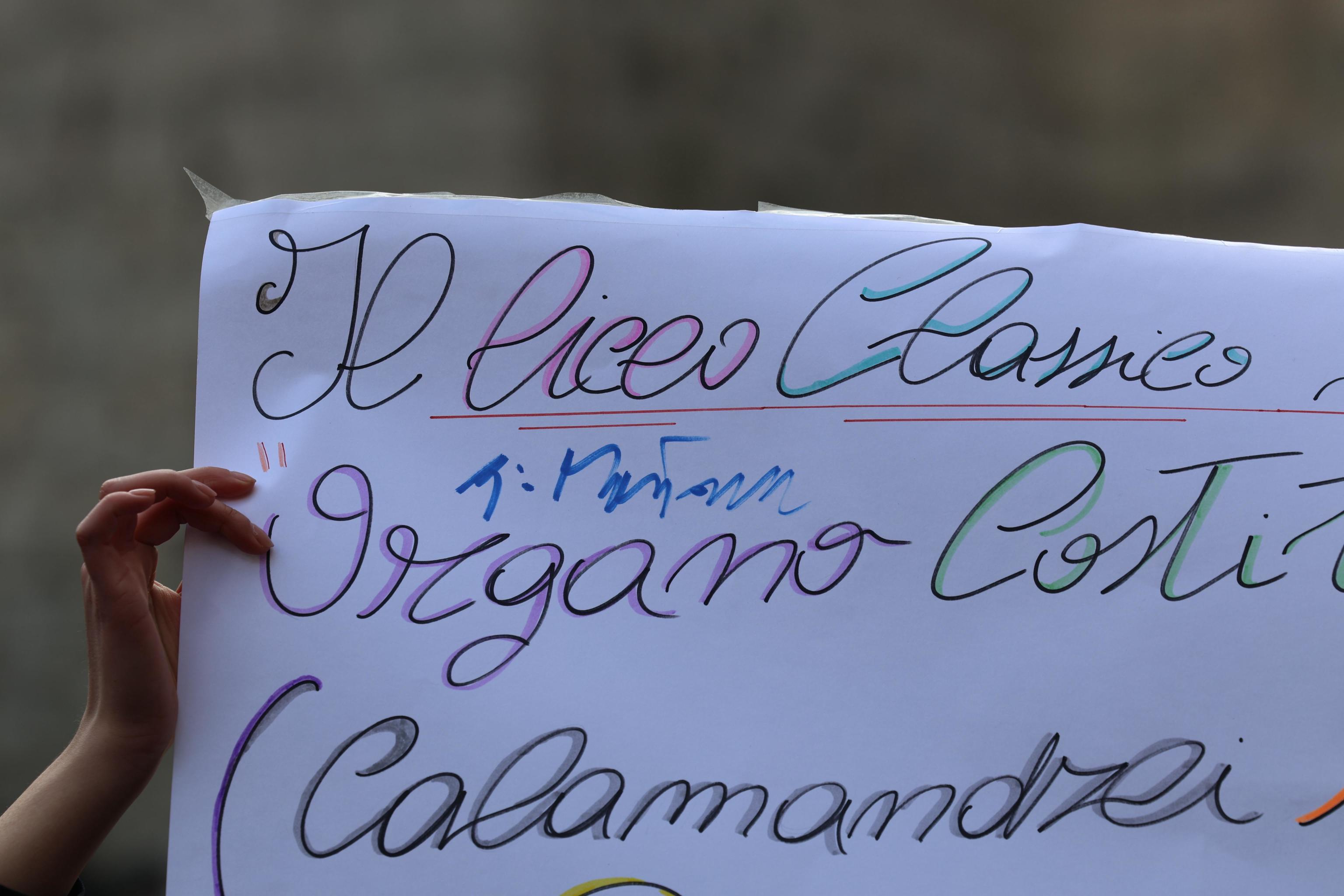 Mattarella firma il cartellone del liceo Mariotti di Perugia