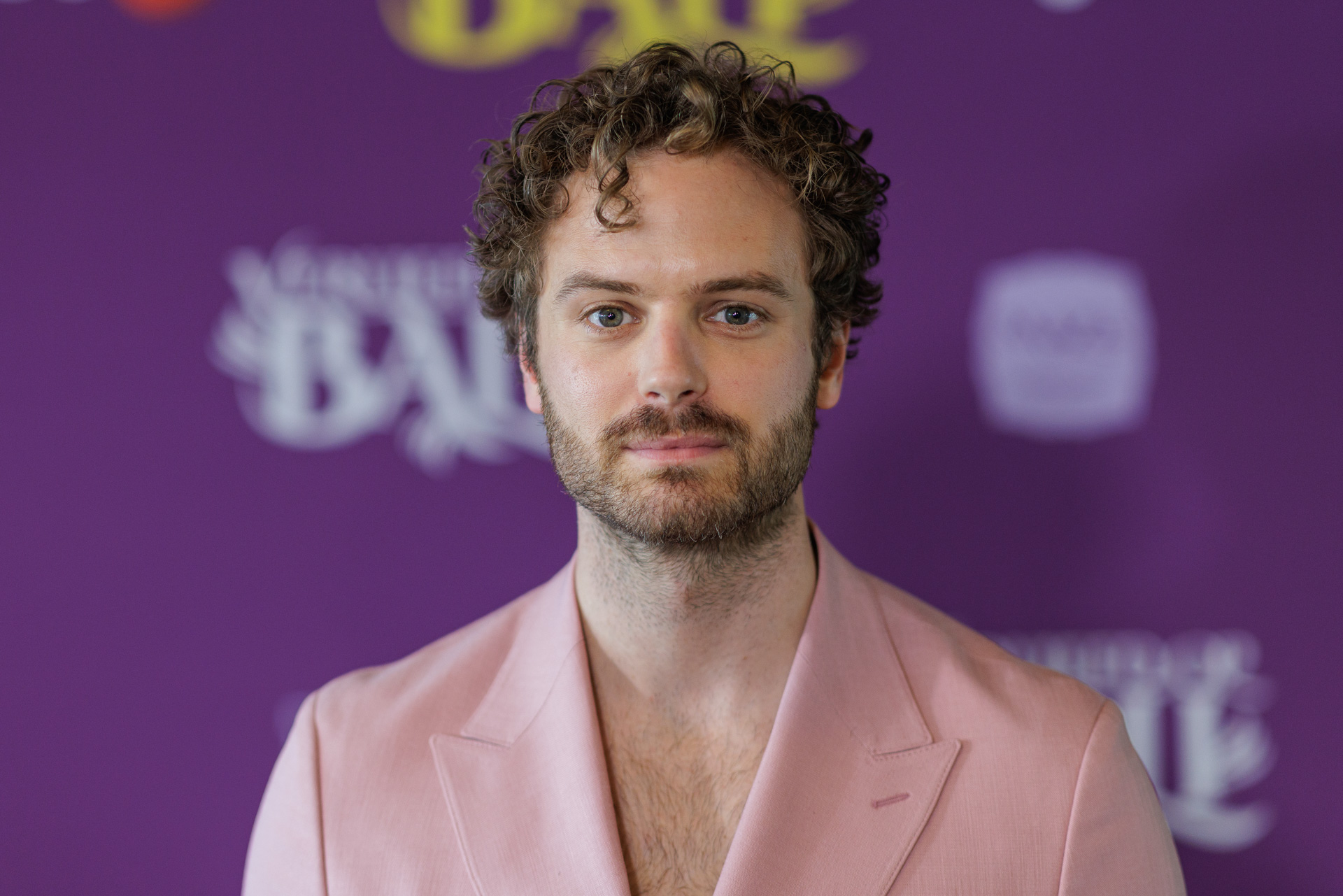 Jim Bakkum maakt lelijke val van de trap