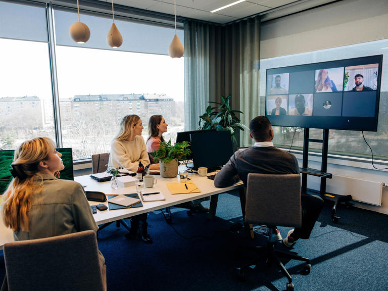 8 mistakes to avoid making during work meetings, according to an ...