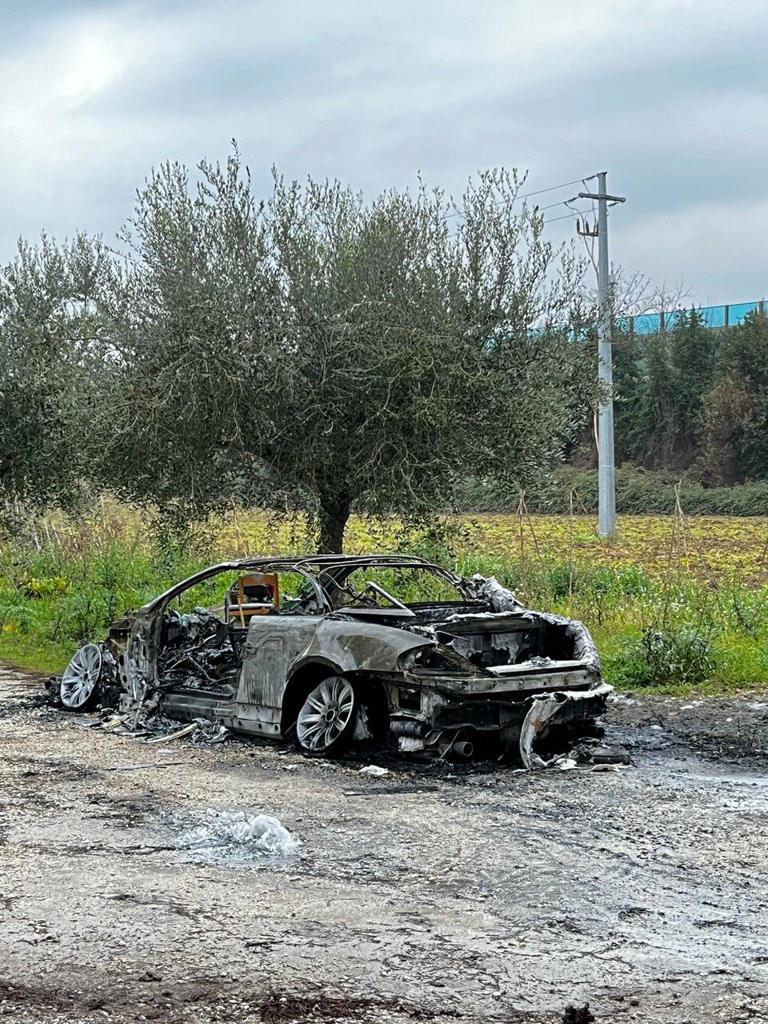 Prende fuoco la Bmw di un'imprenditrice a Pollenza: l'auto distrutta dalle fiamme, non è escluso ...