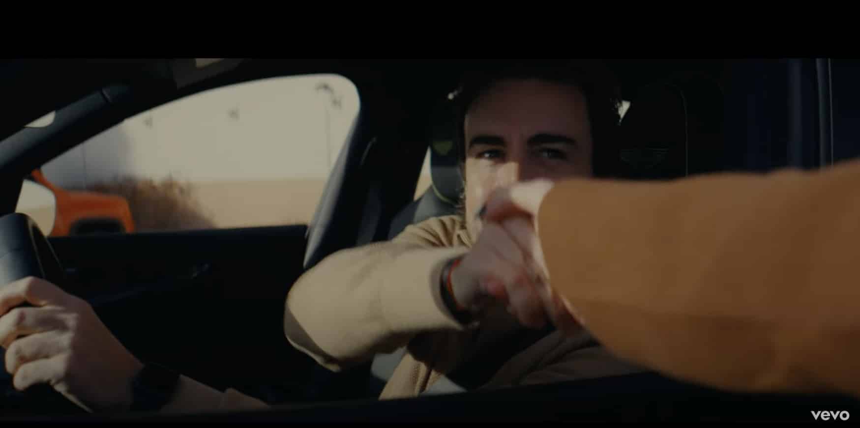 Fernando Alonso fa irruzione a Sanremo grazie al videoclip di “Fango in ...