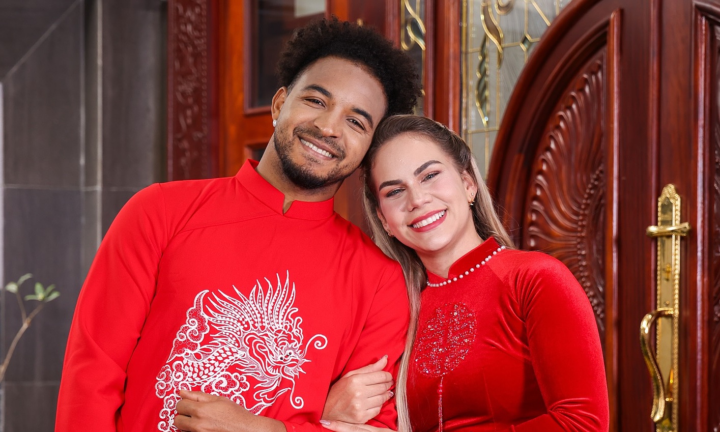 Endearing exchanges define naturalized striker Nguyen Xuan Son and wife ...