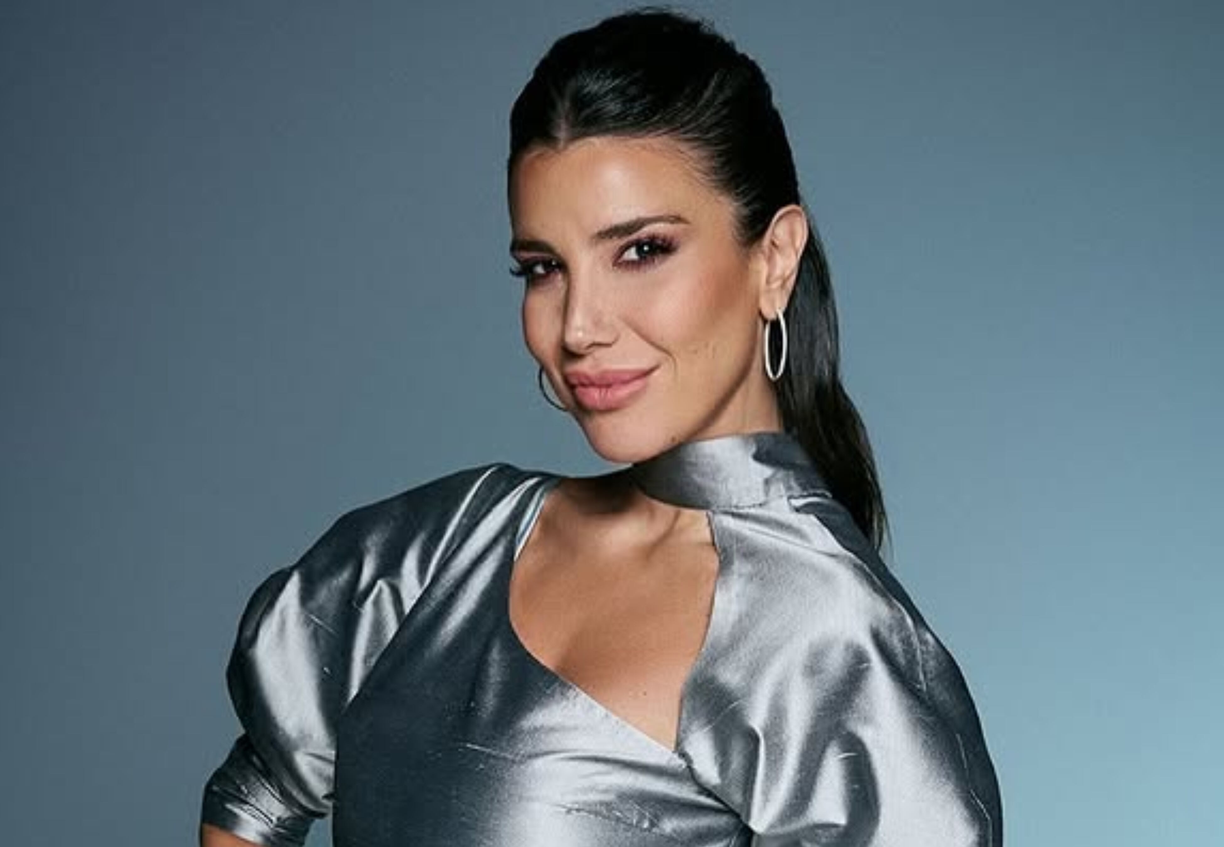 Andrea Rincón sorprendió con un outfit color vino tinto muy elegante y ...