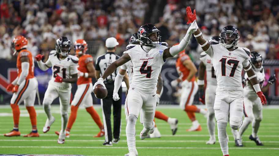 Georgia Football's Kamari Lassiter Gives Back to UGAAA