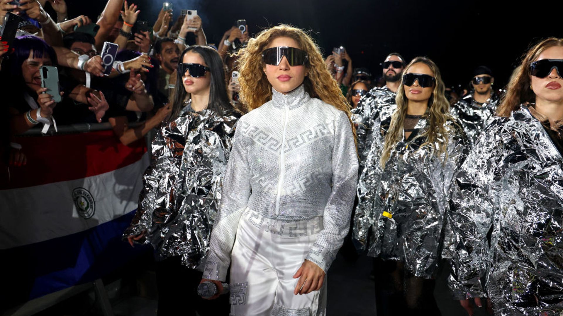 Shakira kicks off her tour with a powerful message to Piqué and a ...