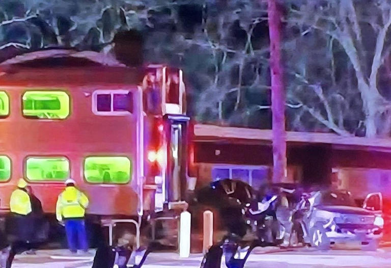 1 killed, 3 hurt after South Side Metra train crashes into SUV
