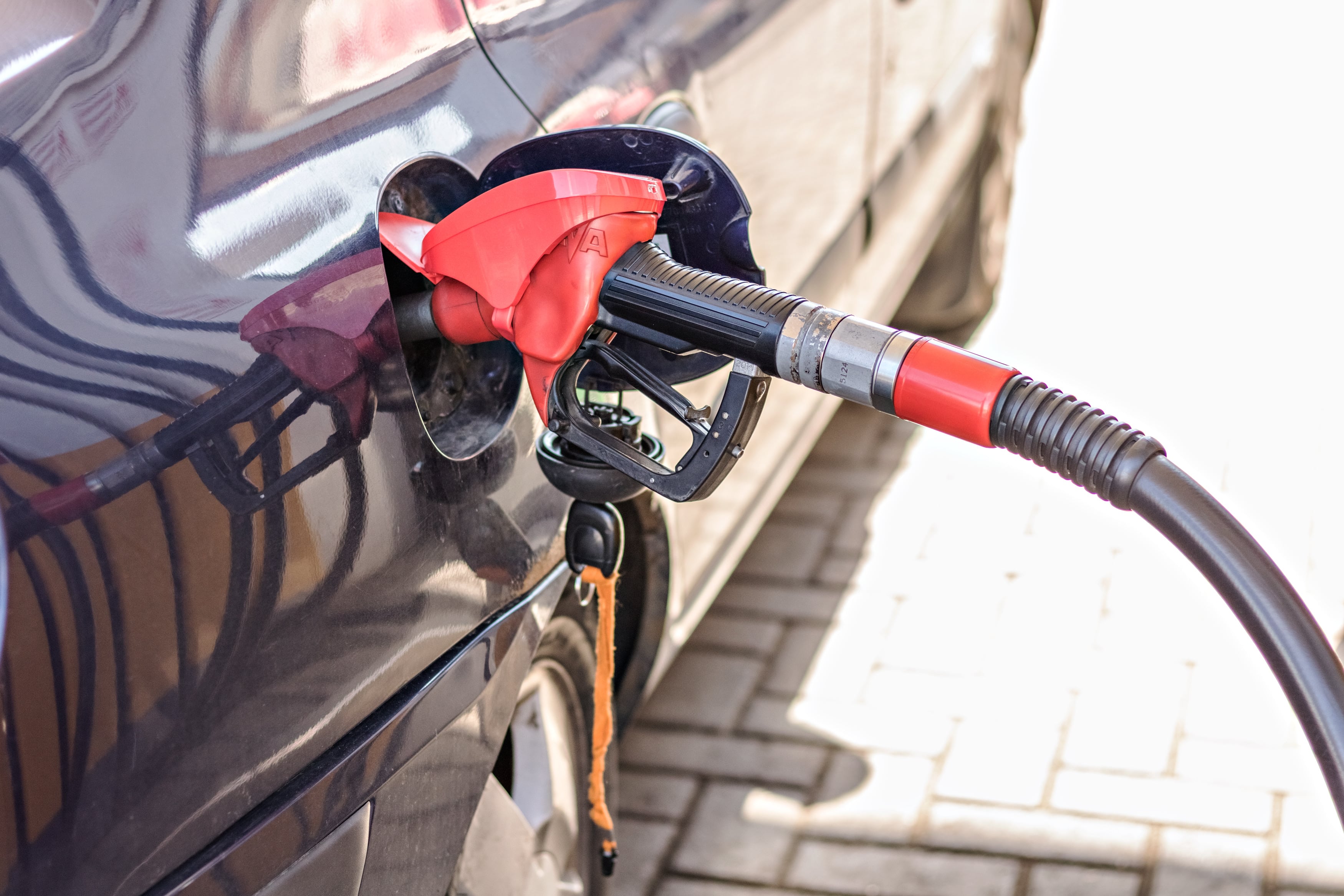 ¿Sube o baja la gasolina en Ecuador? Esta es la proyección de precios ...