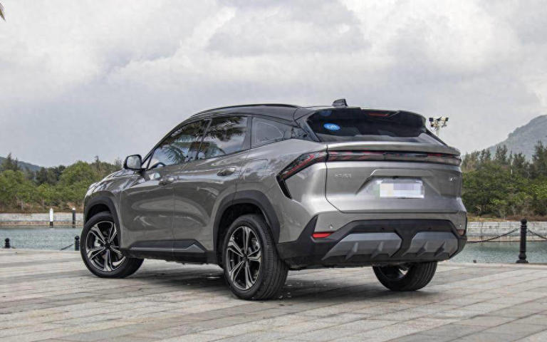 吉利银河L7 EM-i：插混SUV新宠，油耗低至3L，家用新选择！