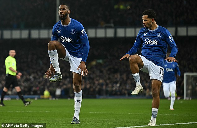 Everton star Iliman Ndiaye limps off in TEARS after picking up injury ...