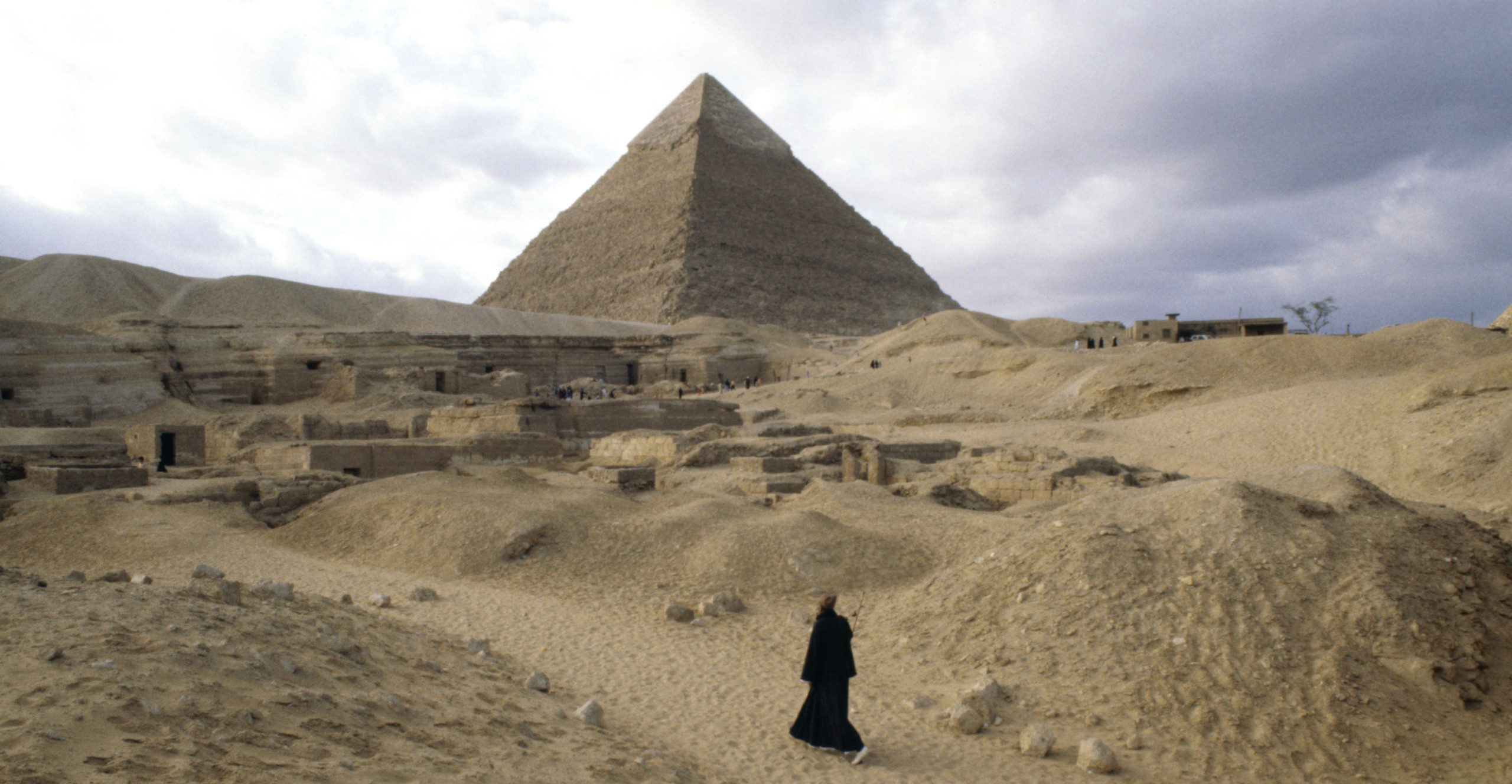 How dangerous was it building the pyramids?