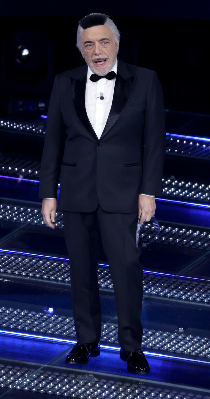 Sanremo 2025, Nino Frassica nei panni di Cristiano Malgioglio all ...