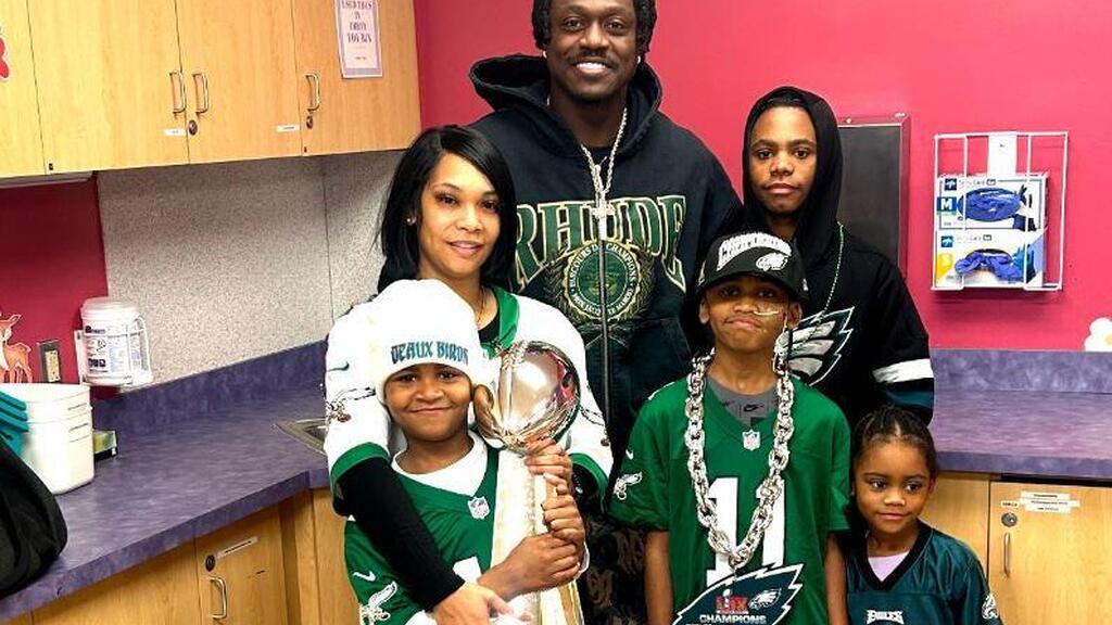 Eagles' A.J. Brown visits Northeast Philadelphia plane crash victim ...