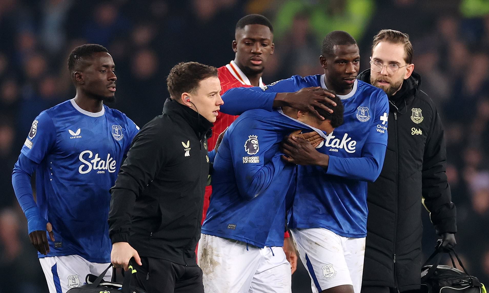 Everton star Iliman Ndiaye limps off in TEARS after picking up injury ...