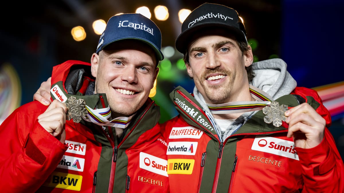 De belles images: Marc Rochat a reçu sa médaille des mains de son papa