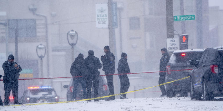 Milwaukee police officer shot, suspect killed at 27th and Wisconsin